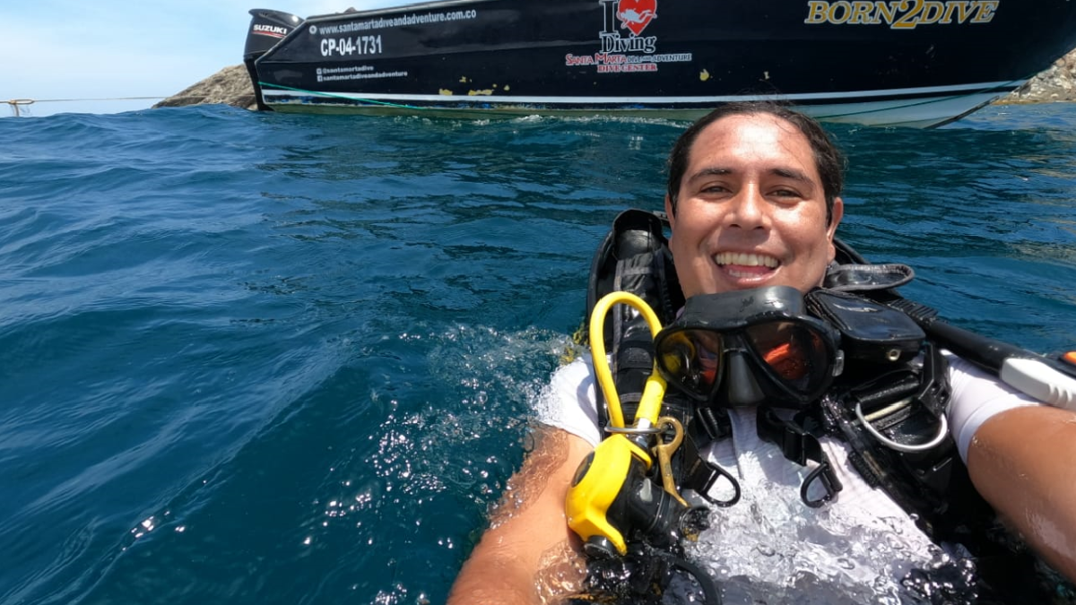 Graduados crearon escuela de buceo